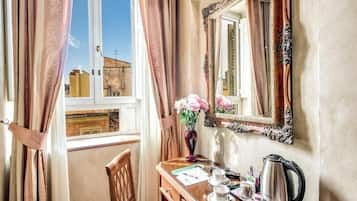 Quarto Duplo ou Twin, Vista para a cidade | Roupa de alta qualidade, cofre no quarto, secretária