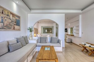 Jacuzzi Premium Suite with Indoor Hottub | Sala de estar | Televisor LCD de 32 polegadas com canais via satélite, televisor