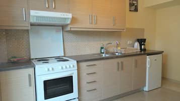 Apartamento Superior, vista para o mar | Cozinha privada | Um frigorífico, uma cafeteira/bule, uma chaleira elétrica