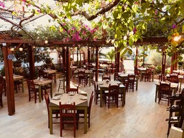 Pequenos-almoços servidos, cozinha grega, com vista para o jardim 