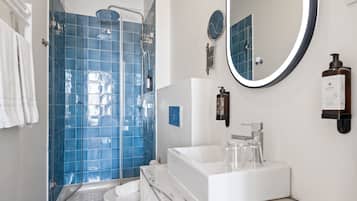 Double Room with View | Banheiro | Chuveiro, secador de cabelo, toalhas de banho, sabonete