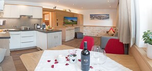 Apartamento, 1 quarto, varanda (Ahornspitze) | Cozinha privada | Um frigorífico/congelador grande, um micro-ondas, uma placa de cozinha 