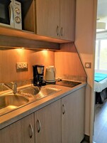 Geladeira, micro-ondas, cooktop, cafeteira/chaleira