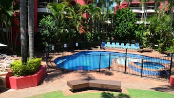 Piscina exterior, uma piscina aquecida, espreguiçadeiras