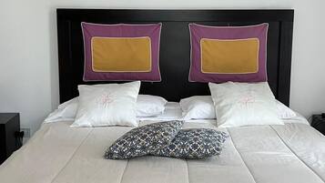 Quarto Duplo Básico, terraço ('A Luggetella) | 3 quartos, cortinas/cortinados opacos, ferro/tábua de engomar