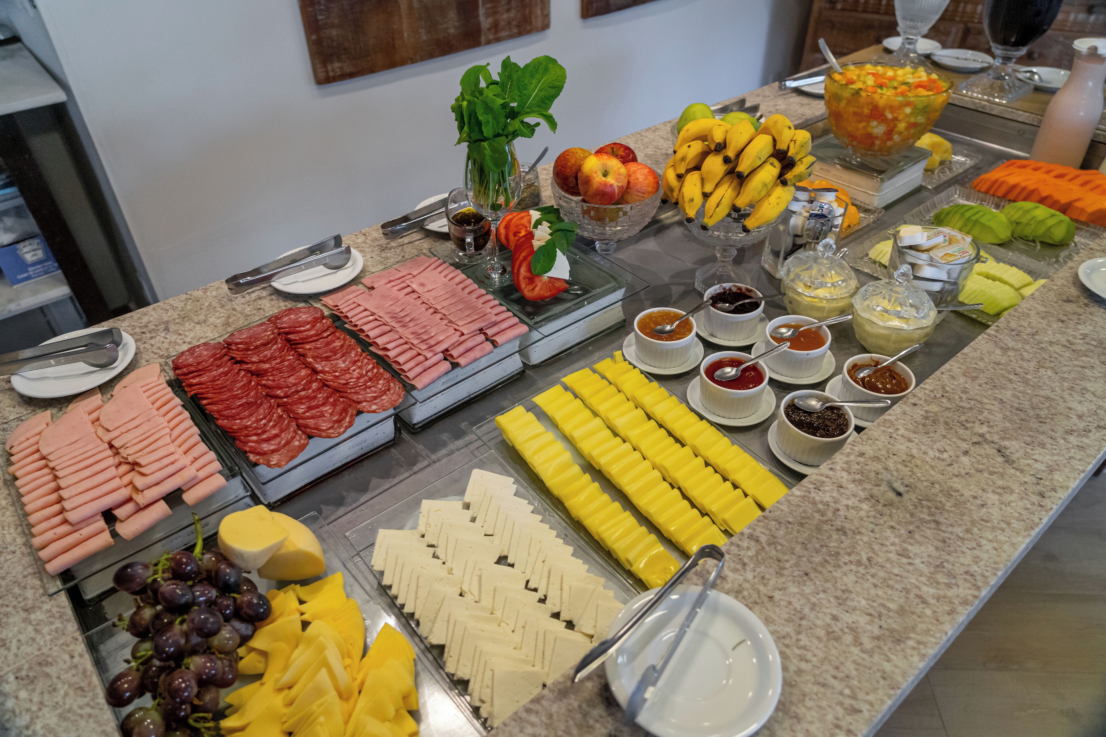 Café da manhã com buffet grátis todos os dias