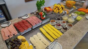 Café da manhã com buffet grátis todos os dias