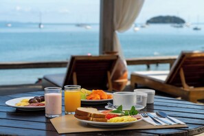 Café da manhã com buffet grátis todos os dias