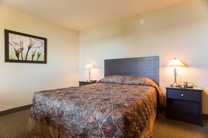 Quarto conforto, 1 cama Queen, para não fumantes | Escrivaninha, cortinas blackout, quartos à prova de som