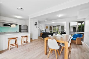Apartamento Standard, 3 quartos | Cozinha privada | Uma cafeteira/bule, um frigorífico/congelador grande, um micro-ondas