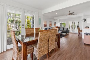 Apartamento Standard, 3 quartos | Refeições no quarto