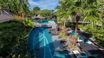 5 piscinas exteriores, guarda-sóis, espreguiçadeiras