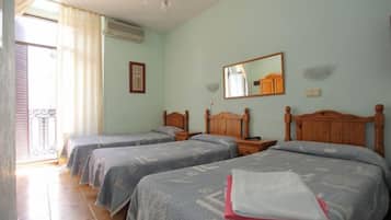 Quarto Triplo Básico, casa de banho privativa | Cofre no quarto, Wi-fi grátis