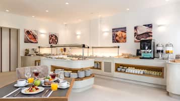 Café da manhã com buffet grátis todos os dias