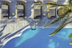 Piscina exterior, da(s) 08:00 à(s) 20:00, guarda-sóis, espreguiçadeiras 