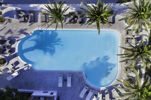 Piscina externa, funciona das 8h às 20h, guarda-sóis, espreguiçadeiras
