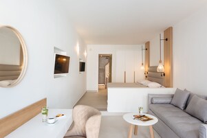 Suíte luxo, piscina particular | Cofres nos quartos, escrivaninha, cortinas blackout, Wi-Fi de cortesia