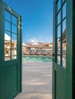 Piscina externa, funciona das 8h30 às 18h30, guarda-sóis