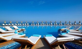 Piscina interna, 2 piscinas externas, espreguiçadeiras
