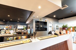 2 restaurantes, almoços servidos 