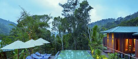 Piscina exterior, espreguiçadeiras