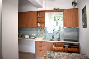 Apartamento | Cozinha privada | Um frigorífico, uma placa de cozinha, uma cafeteira/bule
