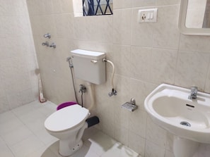 Quarto Deluxe, 1 cama de casal (No AC) | Casa de banho | Um polibã, toalhas fornecidas