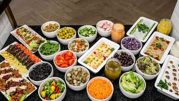 Pequeno-almoço tipo buffet diário (66.41 SAR por pessoa)