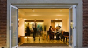 Café da manhã com buffet todos os dias mediante uma taxa