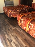 Quarto Standard, 2 camas de casal, não fumadores | Secretária, ferro/tábua de engomar, Wi-fi grátis 