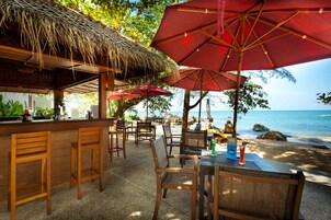 2 bares/lounges, bar molhado, bar ao lado da piscina, bar na praia