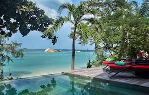 Deluxe Beachfront Pool Villa | Vista do quarto