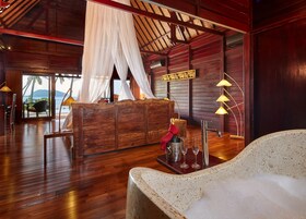 Sea View Pool Villa | Banheiro | Produtos de toalete de grife, secador de cabelo, roupões de banho 
