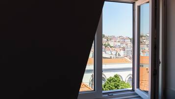 Quarto Duplo ou Twin Premium (Castle and River View) | Roupa de alta qualidade, minibar, cofre no quarto, secretária