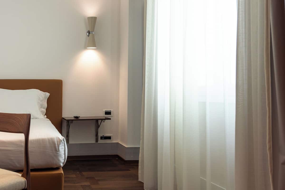 Roupa de alta qualidade, minibar, cofre no quarto, secretária 