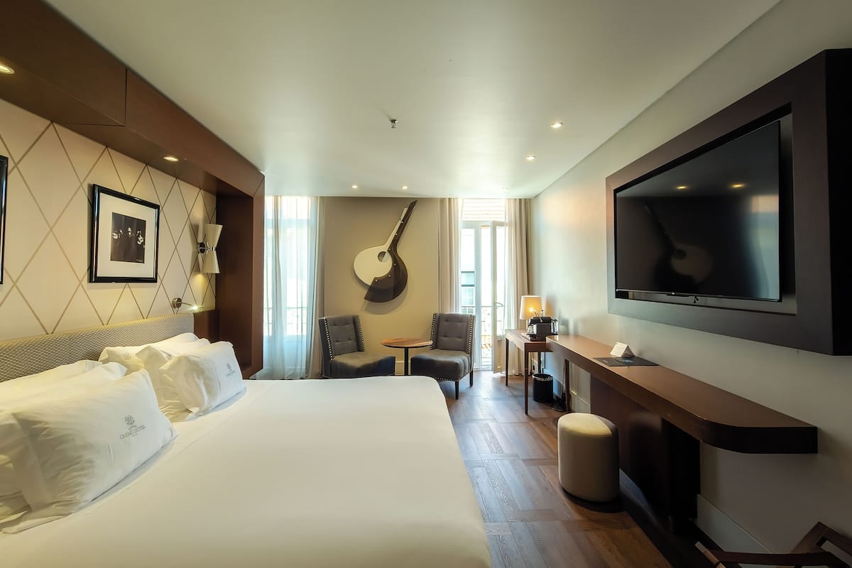 Suite Familiar (2 Adults + 2 Children) | Roupa de alta qualidade, minibar, cofre no quarto, secretária 