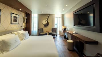 Suite Familiar (2 Adults + 2 Children) | Roupa de alta qualidade, minibar, cofre no quarto, secretária