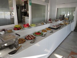 Pequeno-almoço tipo buffet diário mediante uma taxa 