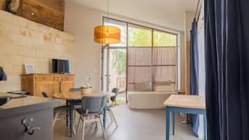 Maison Rempart - Suite 2 Chambres | Área de estar | TV 20 polegadas com canais digitais, Netflix, serviços de streaming