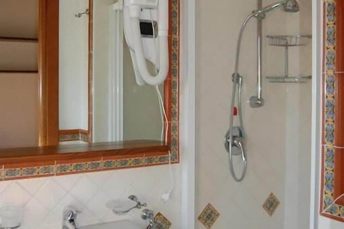 Casa de banho | Um polibã, um secador de cabelo, um bidé, toalhas fornecidas 