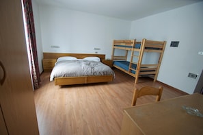Cofre no quarto, secretária, cortinas/cortinados opacos 