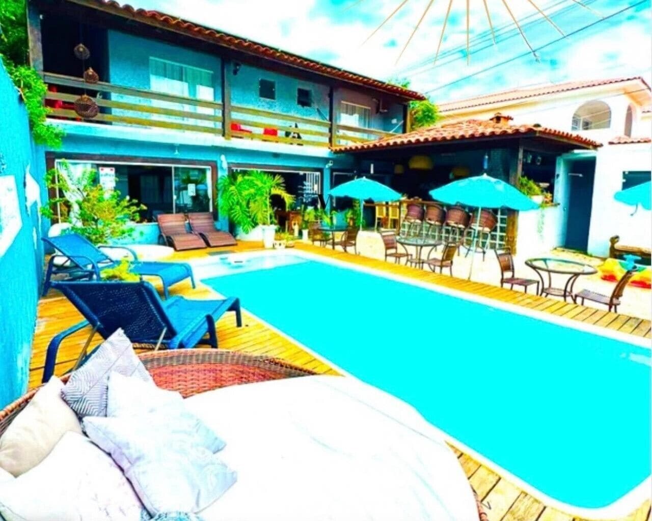 Piscina externa, espreguiçadeiras