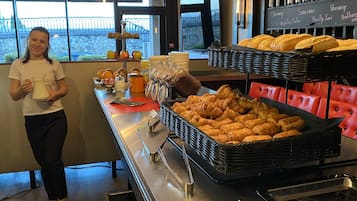 Pequeno-almoço tipo buffet diário (15 EUR por pessoa)