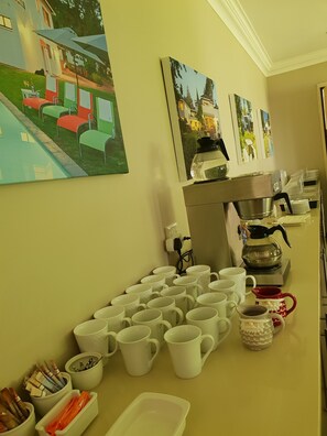 Café da manhã completo grátis todos os dias
