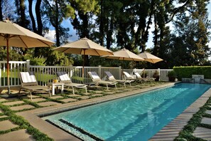 Piscina externa, guarda-sóis, espreguiçadeiras