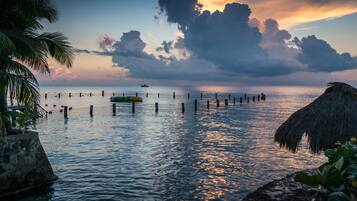 Na praia, espreguiçadeiras, toalhas de praia, mergulho