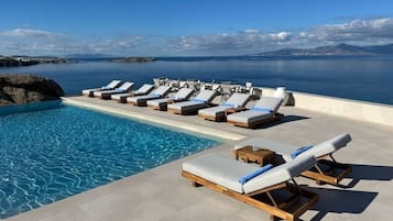 Piscina exterior sazonal, da(s) 10:30 à(s) 18:30, guarda-sóis