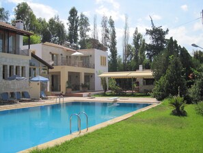 Piscina exterior, guarda-sóis, espreguiçadeiras 