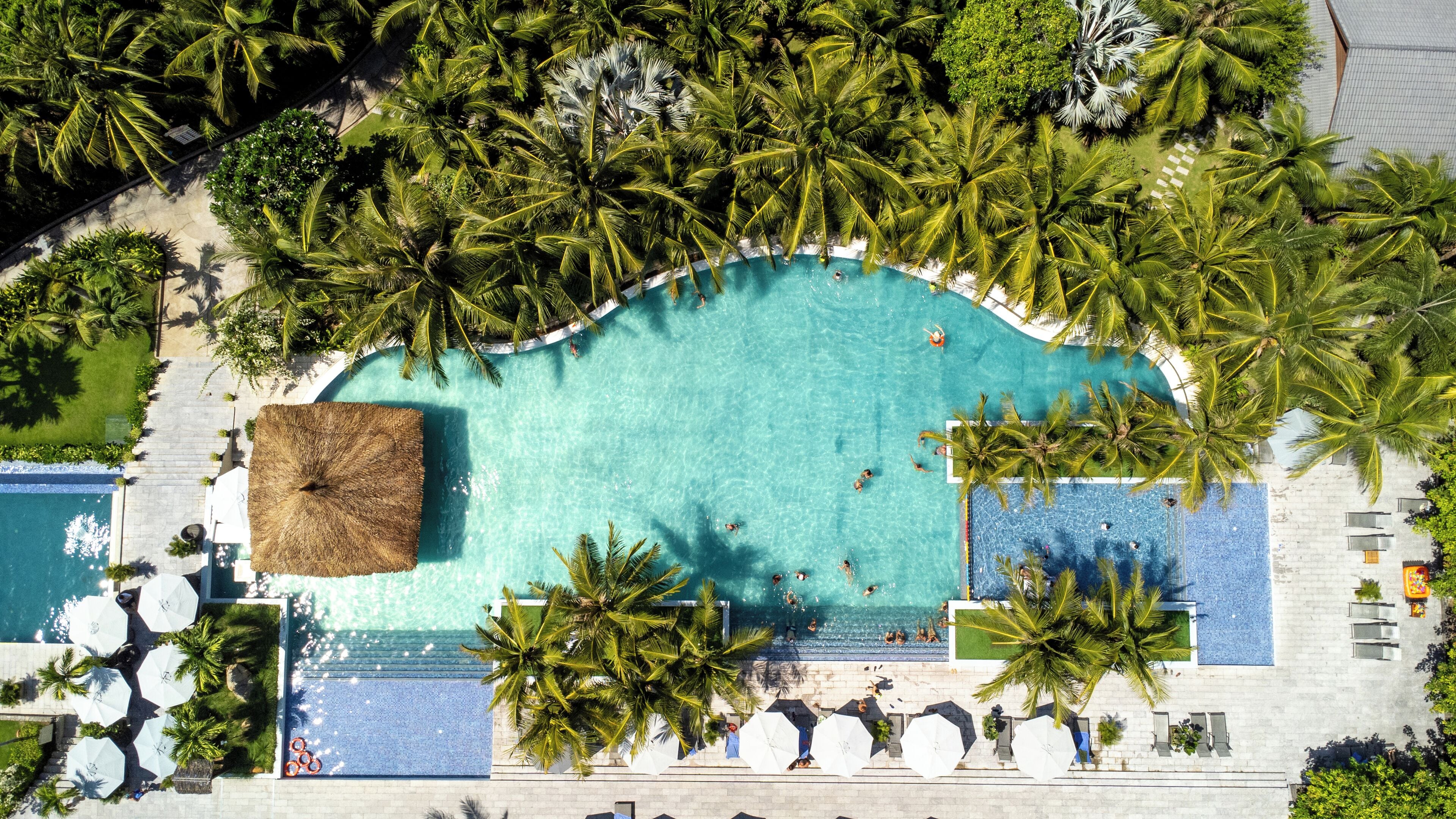 2 piscinas exteriores, da(s) 6:00 à(s) 7:00, guarda-sóis 