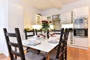 Apartamento standard, 2 quartos | Opções para refeição no quarto